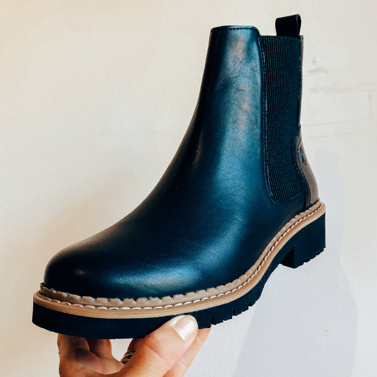 Carmela Women's Leather Chelsea Boot Black – Fennec & Darwin